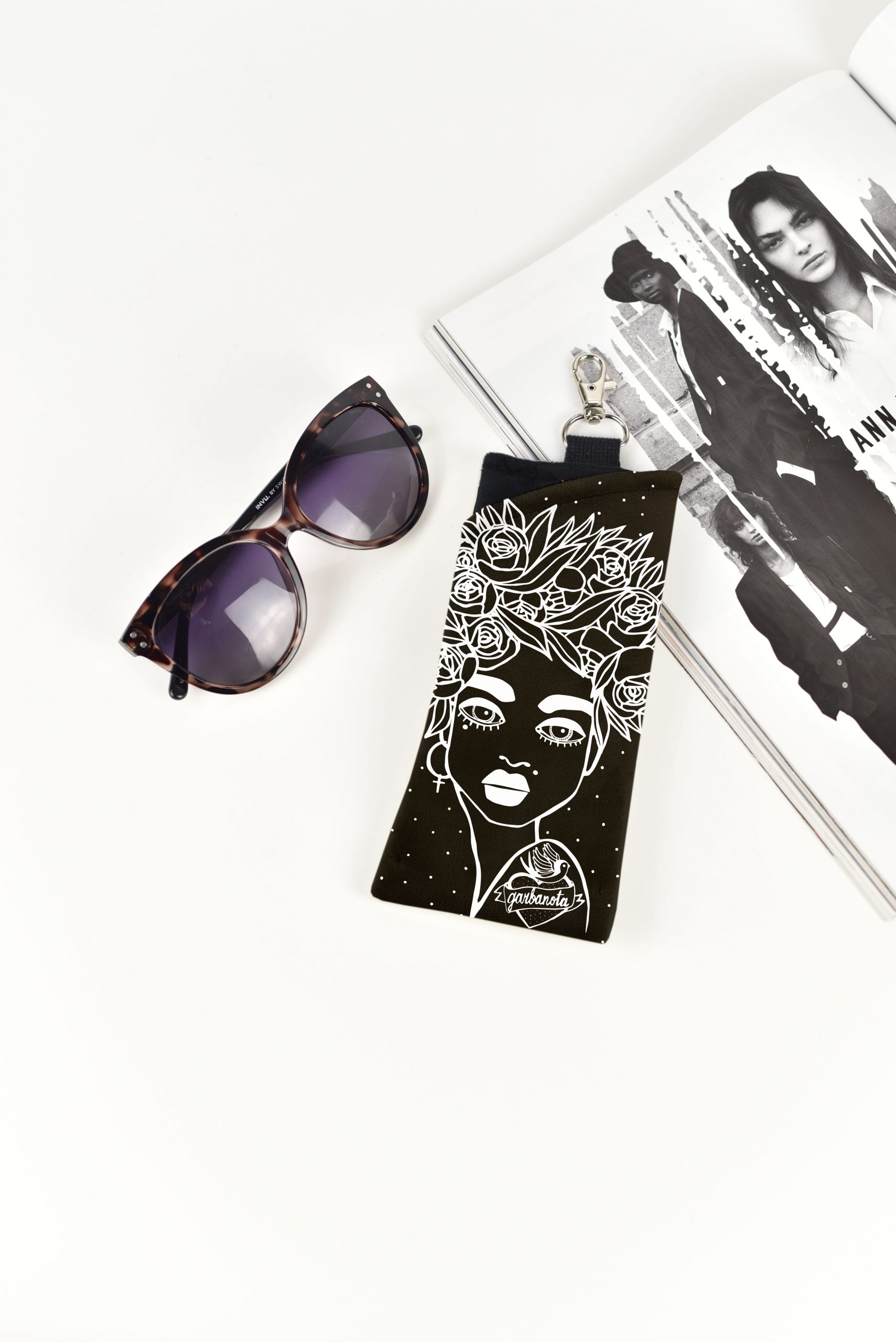 Akinių/Telefono dėklas NAOMI su gėlių šukuosena juodas - garbanota