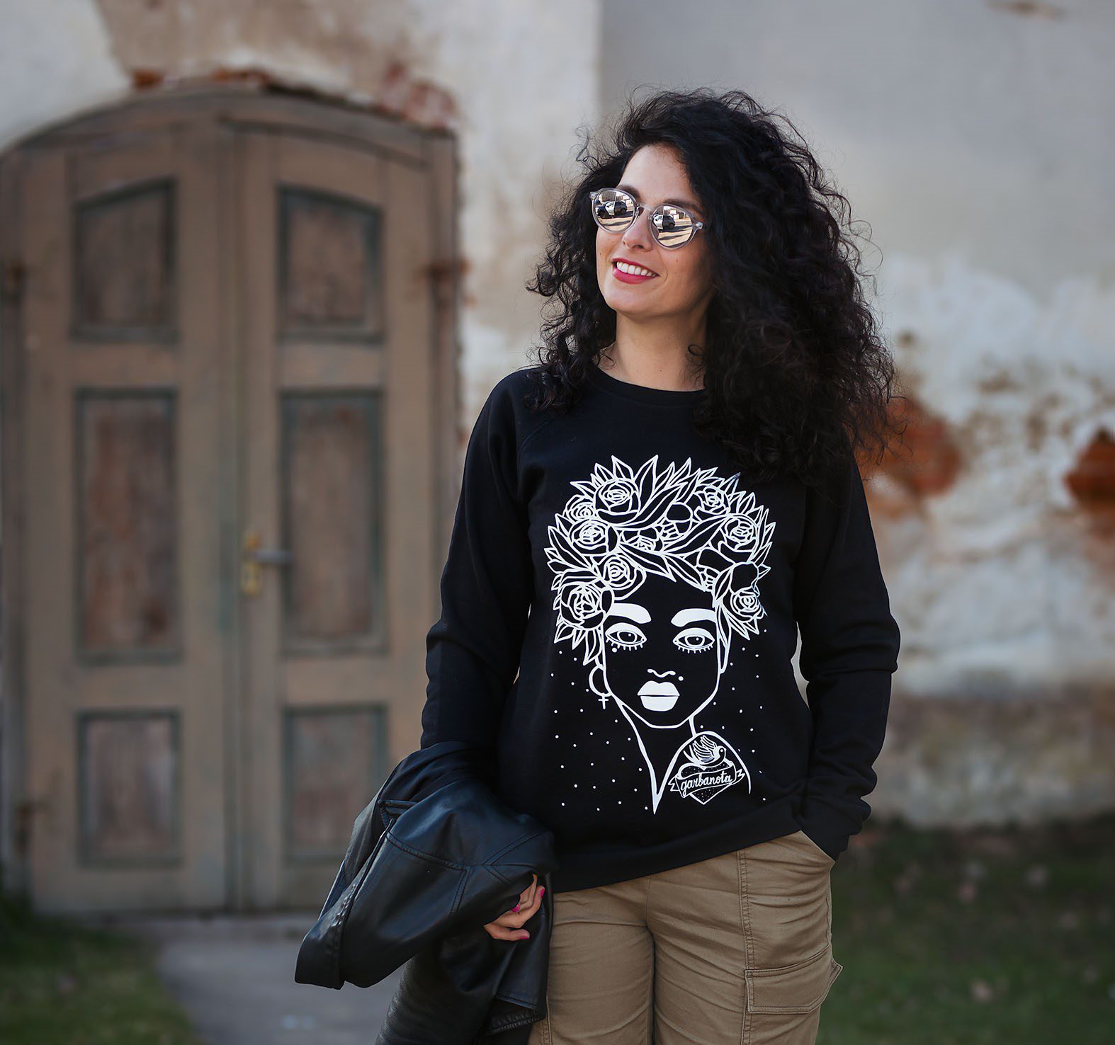 Džemperis Naomi su gėlių šukuosena, juodas - Garbanota.lt