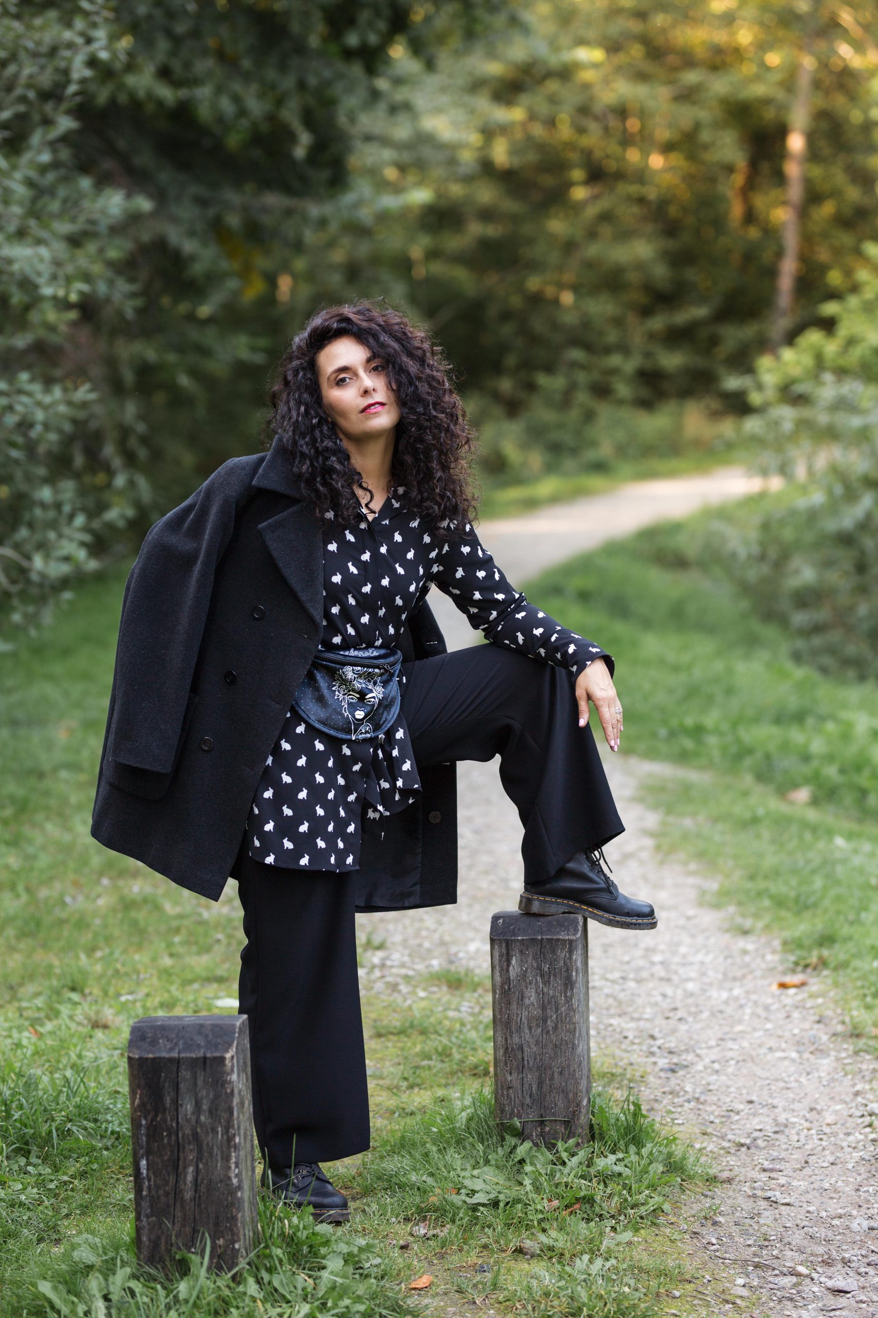 Juosmens rankinė NAOMI su gėlių šukuosena juoda - garbanota