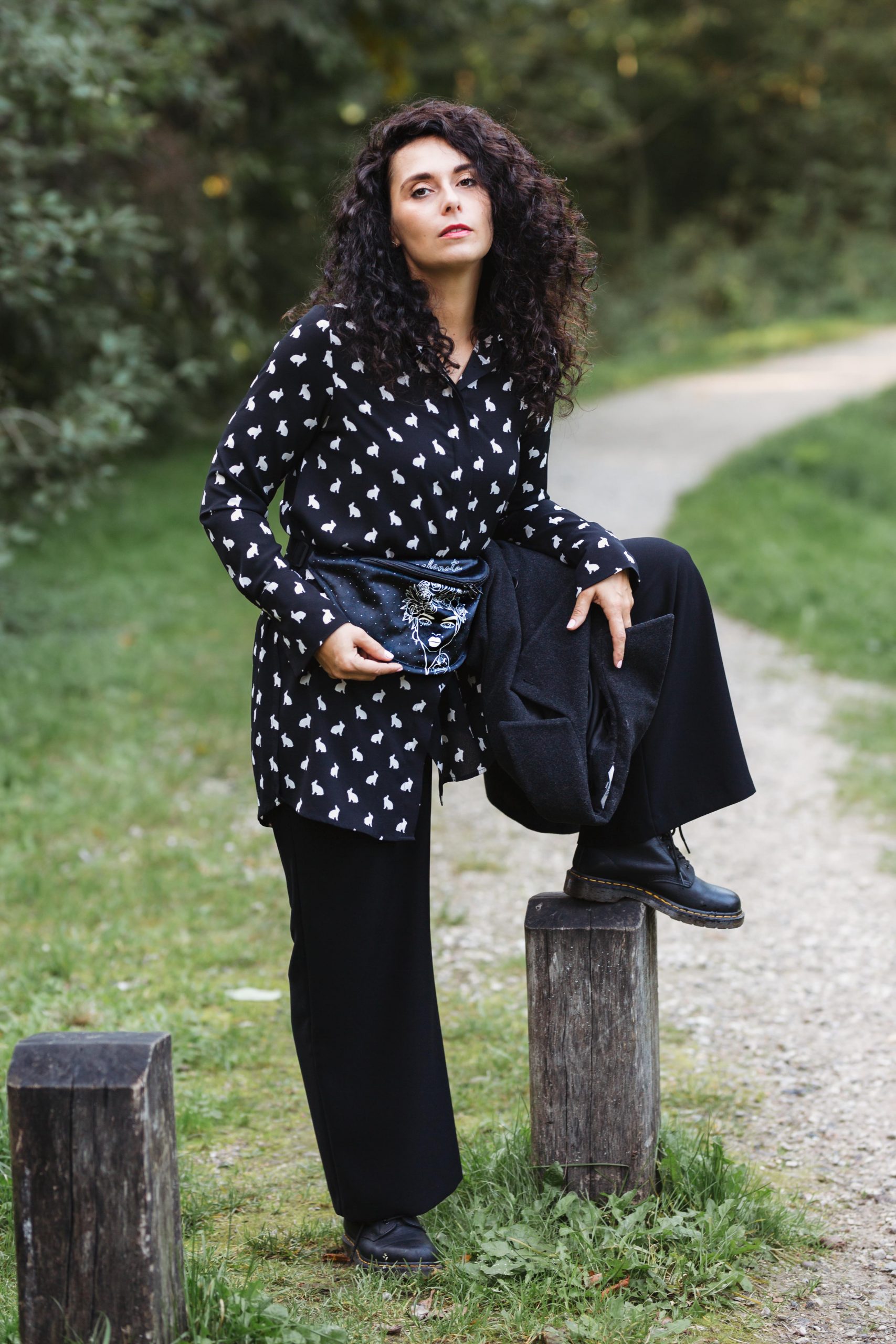 Juosmens rankinė NAOMI su gėlių šukuosena juoda - garbanota