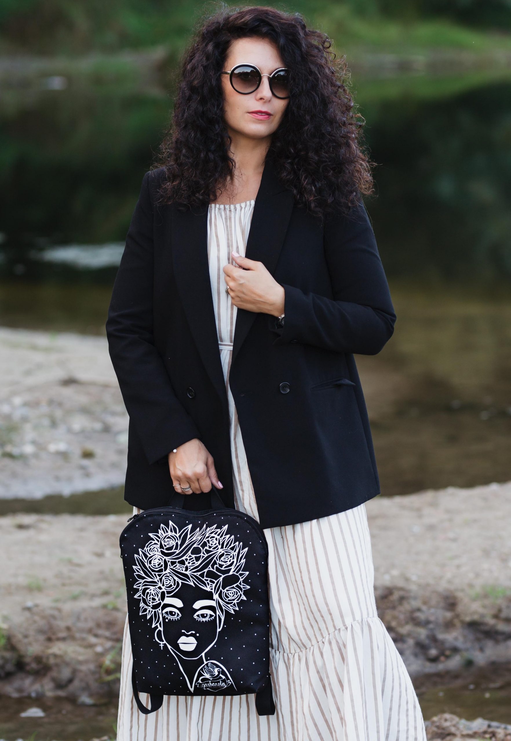 Kuprinė Naomi su gėlių šukuosena, juoda - Garbanota.lt autorinė kūryba